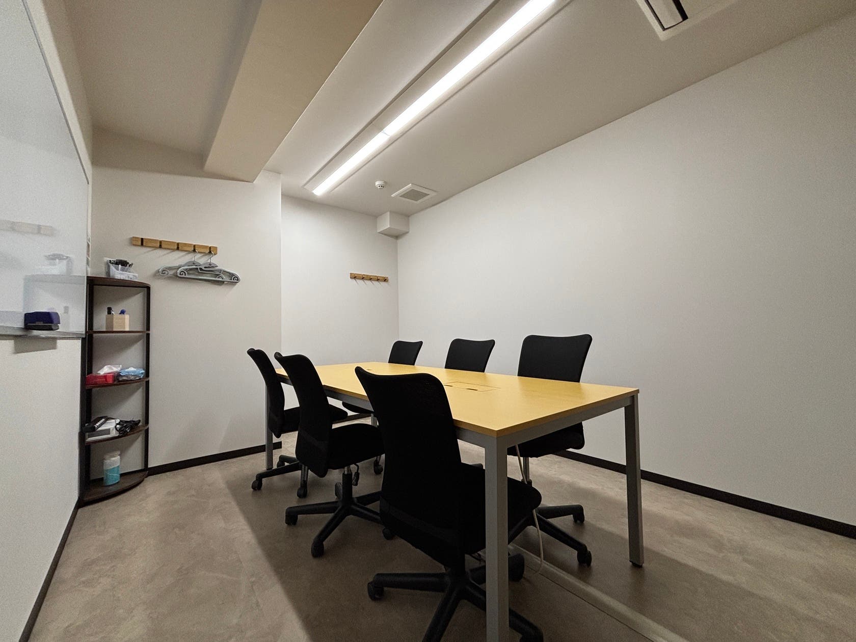【¥1,441/1時間！中野駅から徒歩1分】モニター・フリードリンク付き6名会議室（RoomB）※予約時間前は入室不可の写真2