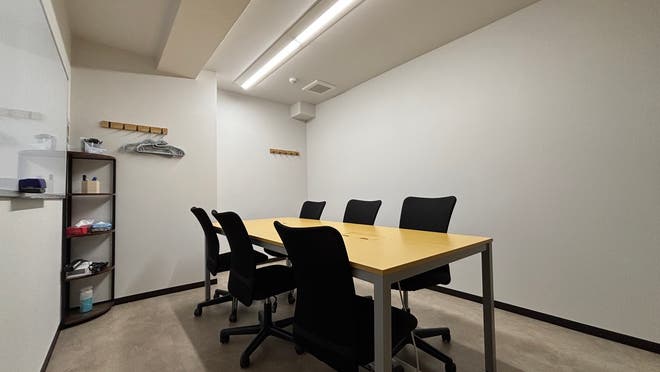 【¥1,441/1時間!中野駅から徒歩1分】モニター・フリードリンク付き6名会議室(RoomB)※予約時間前は入室不可の写真2