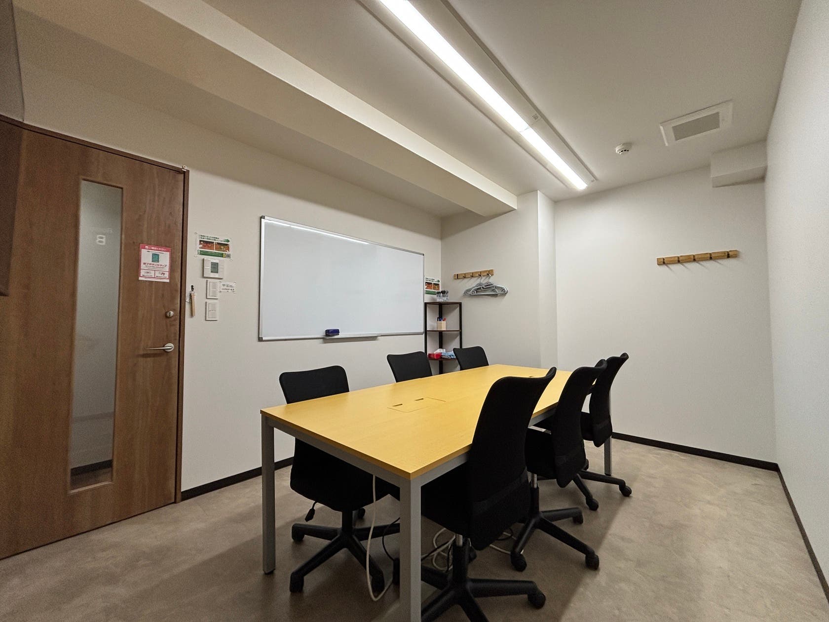 【¥1,441/1時間！中野駅から徒歩1分】モニター・フリードリンク付き6名会議室（RoomB）※予約時間前は入室不可の写真3