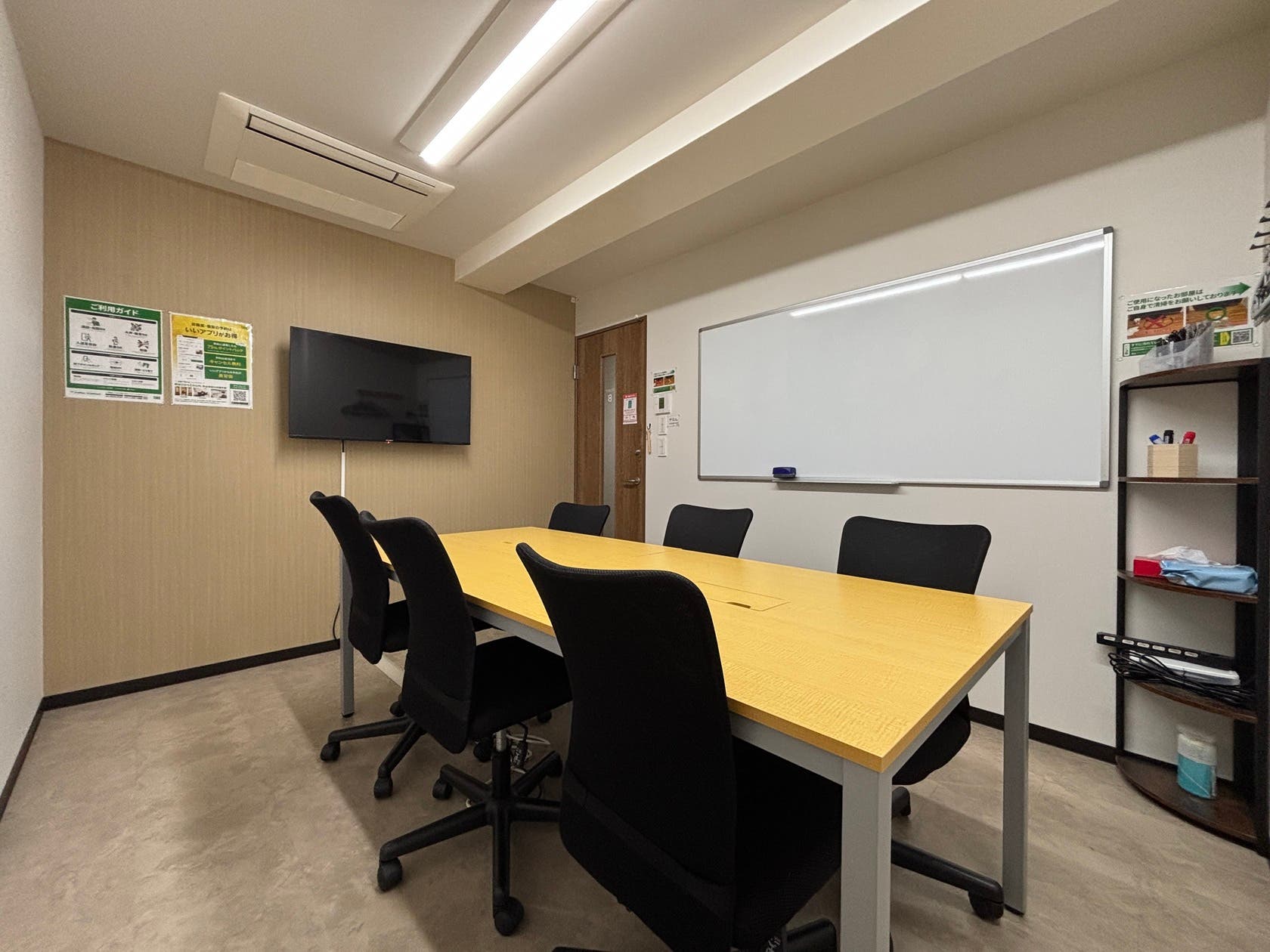 【¥1,441/1時間！中野駅から徒歩1分】モニター・フリードリンク付き6名会議室（RoomB）※予約時間前は入室不可の写真1