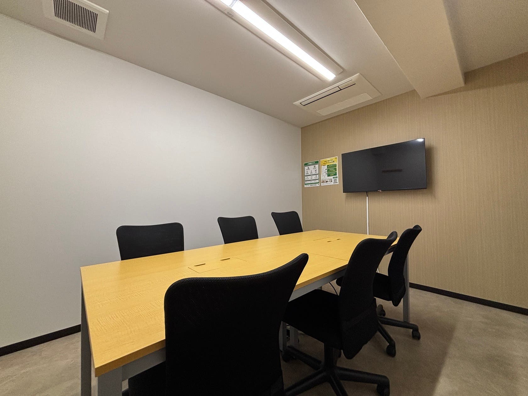 【¥1,441/1時間！中野駅から徒歩1分】モニター・フリードリンク付き6名会議室（RoomB）※予約時間前は入室不可の写真4