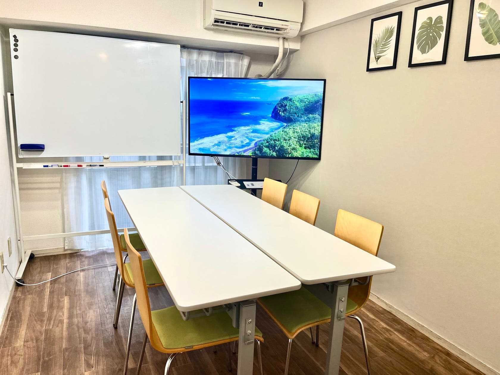 新宿三丁目駅1分👞土足OK！大型テレビ50型（Fire TV付）打合せ・撮影【Hana＊新宿三丁目】の写真1