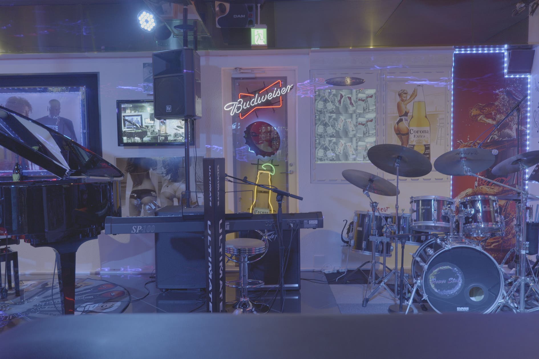 グランドピアノやドラムもあるおしゃれなダイニングバースペースの写真6