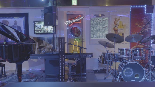 グランドピアノやドラムもあるおしゃれなダイニングバースペースの写真6