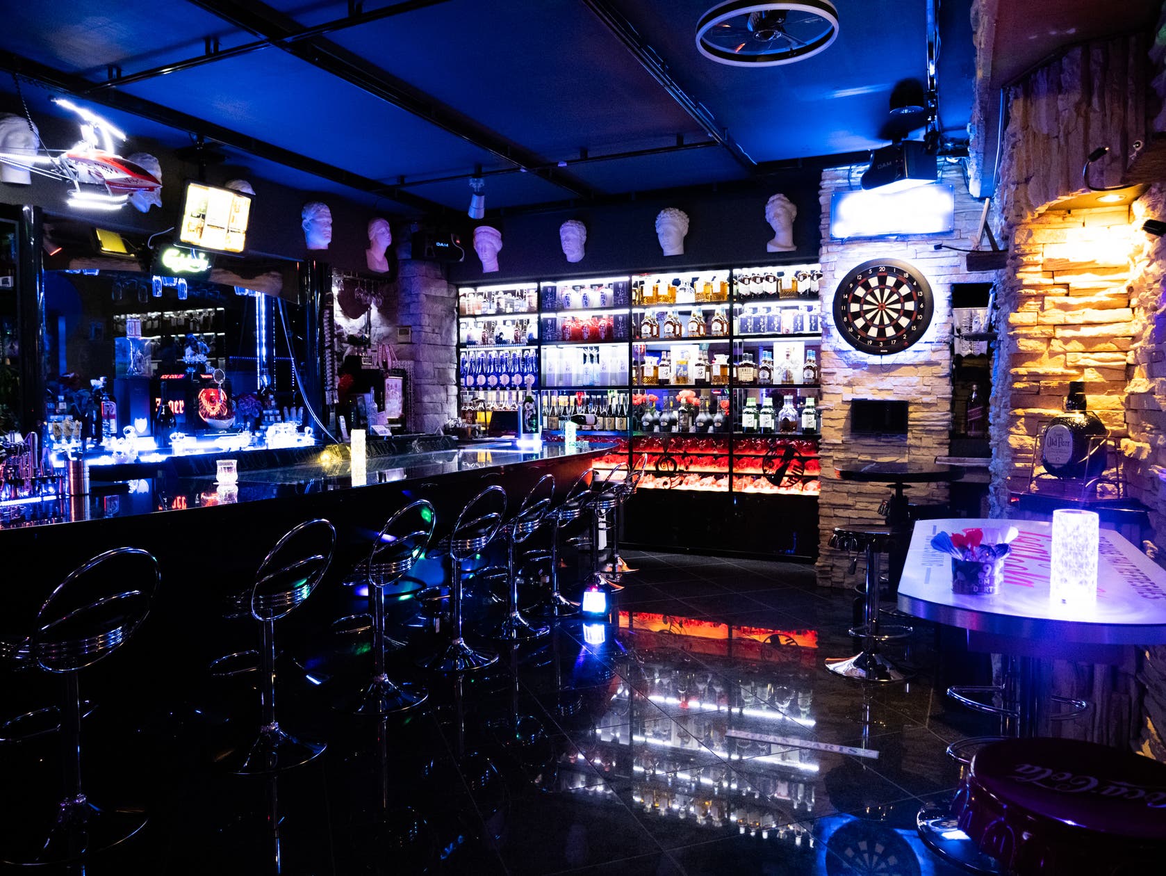 グランドピアノやドラムもあるおしゃれなダイニングバースペースの写真1