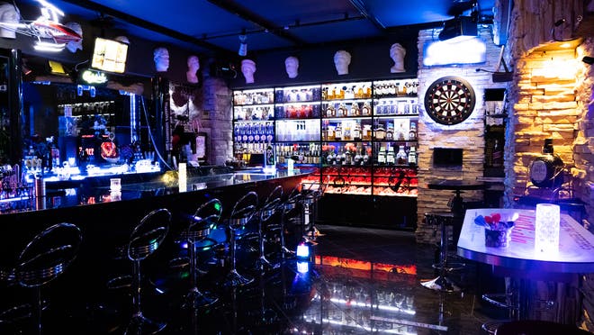 グランドピアノやドラムもあるおしゃれなダイニングバースペースの写真1