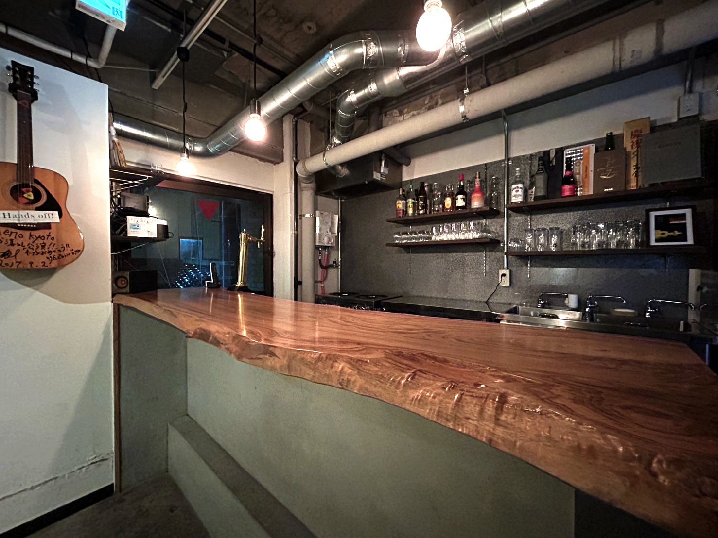 京都河原町駅から歩いて5分！プロスペックの音響・配信設備を備えたcafeのような明るい空間のライブハウスです。の写真6