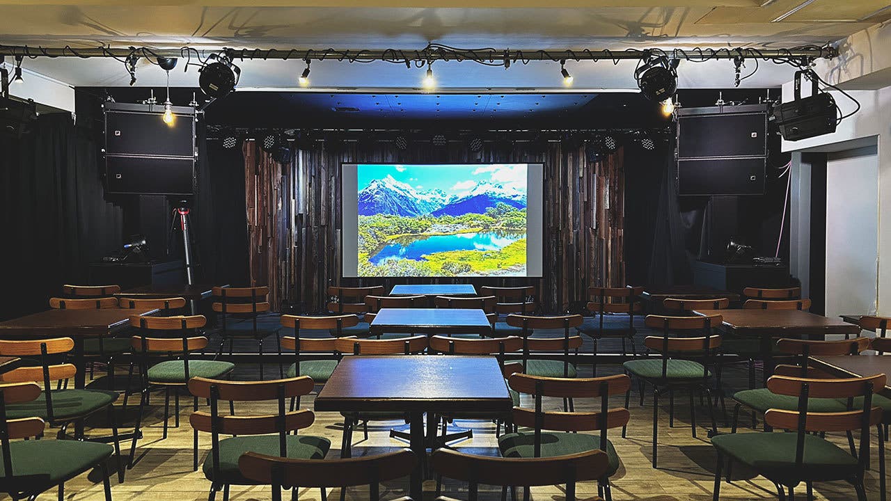 京都河原町駅から歩いて5分！プロスペックの音響・配信設備を備えたcafeのような明るい空間のライブハウスです。の写真5