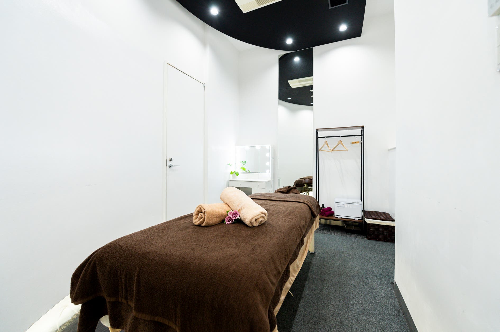 ［路面店・完全個室］特別価格✨ 銀座駅・新橋駅徒歩6分！白基調の広々おしゃれ空間🌿マッサージ・エステ・整体などに◎の写真1