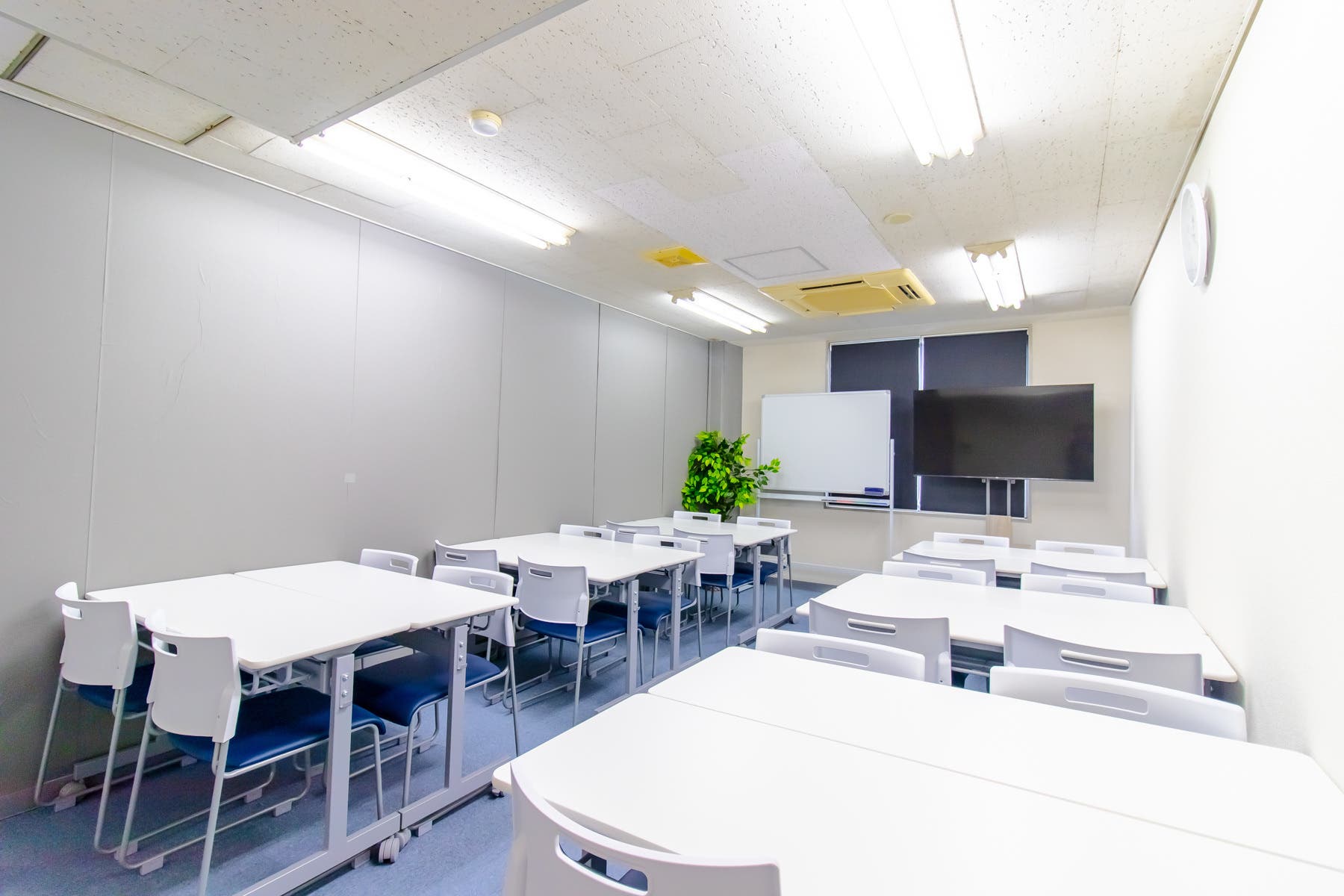 【栄駅12番出口徒歩2分！24名まで利用可！】55型大型モニター・WiFi全て無料！ふれあい貸し会議室 栄No142の写真9