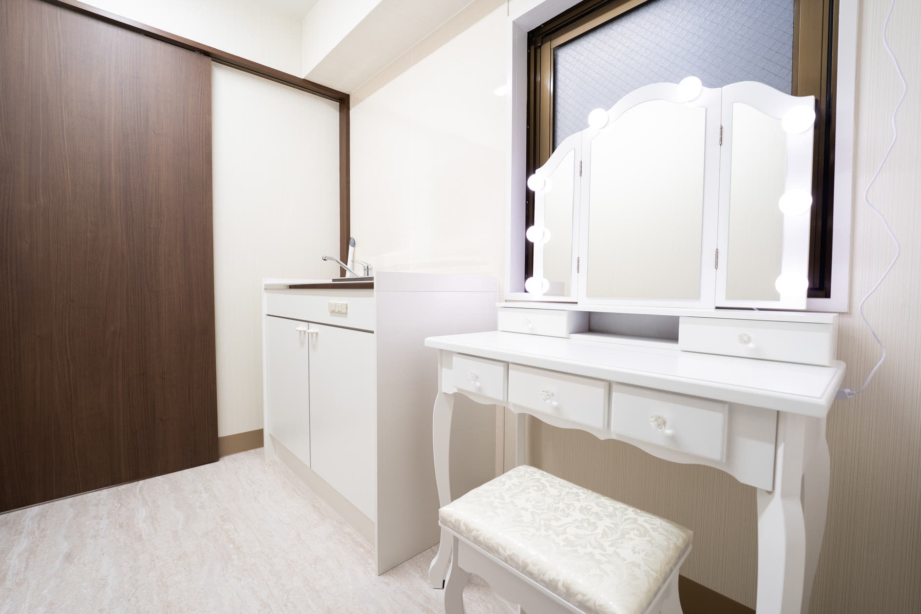 【西新宿】白背景ならココ！高級感溢れるエレガントな空間！西新宿駅、徒歩5秒で圧倒的「美しい」撮影！の写真8