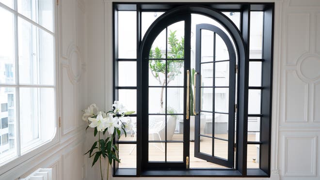 表参道駅から徒歩8分/ビルの屋上に佇む、白壁と植物達に包まれた開放的なスタジオの写真1