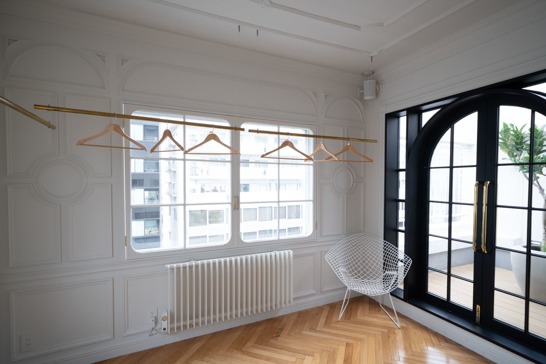 表参道駅から徒歩8分/ビルの屋上に佇む、白壁と植物達に包まれた開放的なスタジオの写真2