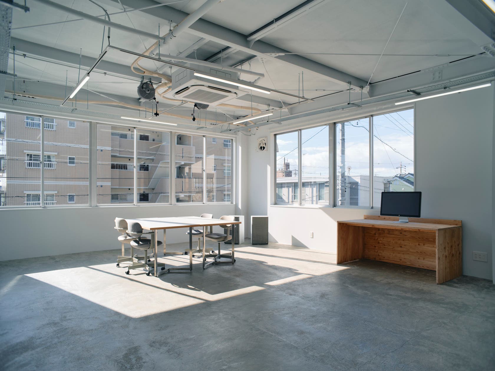 白壁と自然光の撮影スタジオ / 撮影・展示会・イベント・フィットネスレッスンなどの写真1