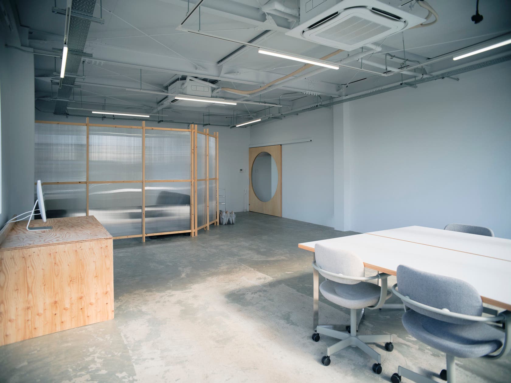 白壁と自然光の撮影スタジオ / 撮影・展示会・イベント・フィットネスレッスンなどの写真3