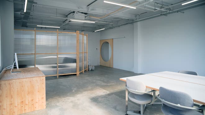 白壁と自然光の撮影スタジオ / 撮影・展示会・イベント・フィットネスレッスンなどの写真3