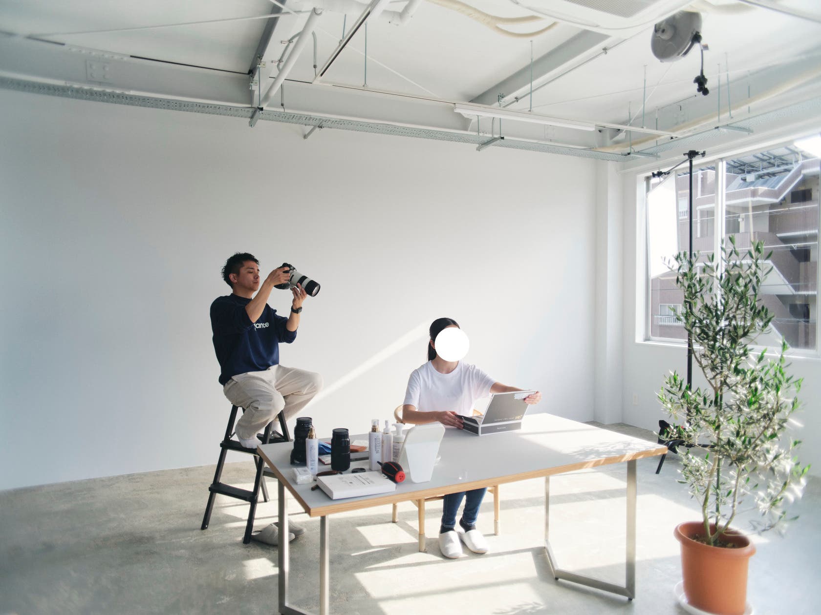 白壁と自然光の撮影スタジオ / 撮影・展示会・イベント・フィットネスレッスンなどの写真4