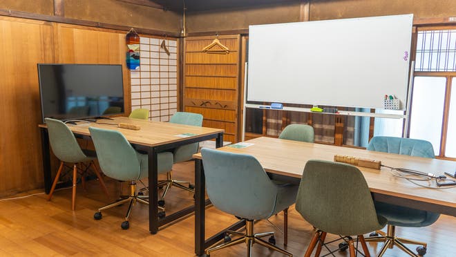 【泉佐野駅8分】高速Wi-Fi完備の貸し会議室/最大8名/車8台駐車可/フリードリンク/セミナー・打ち合わせなどに最適!の写真1