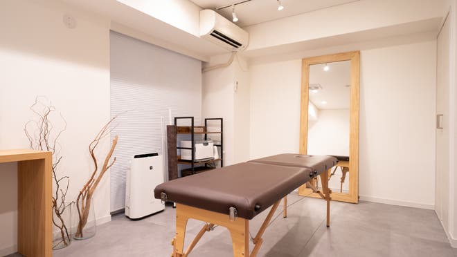 【OPEN割🎉最大30%】渋谷駅3分|施術ベッド2台完備✨10分前後入退出OK⏰完全個室✨エステ・マッサージ・ヘアメイク・ヨガの写真1