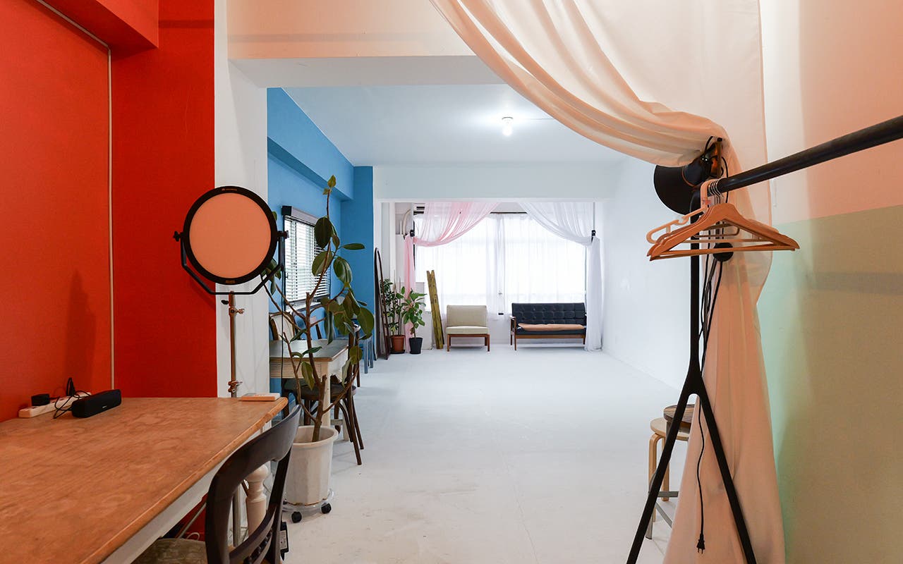 ヴィンテージビルの白壁＆白床＆色壁のレトロポップなスタジオの写真14