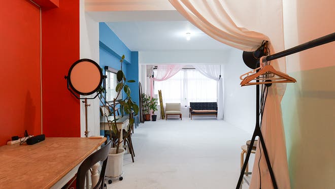 ヴィンテージビルの白壁&白床&色壁のレトロポップなスタジオの写真14