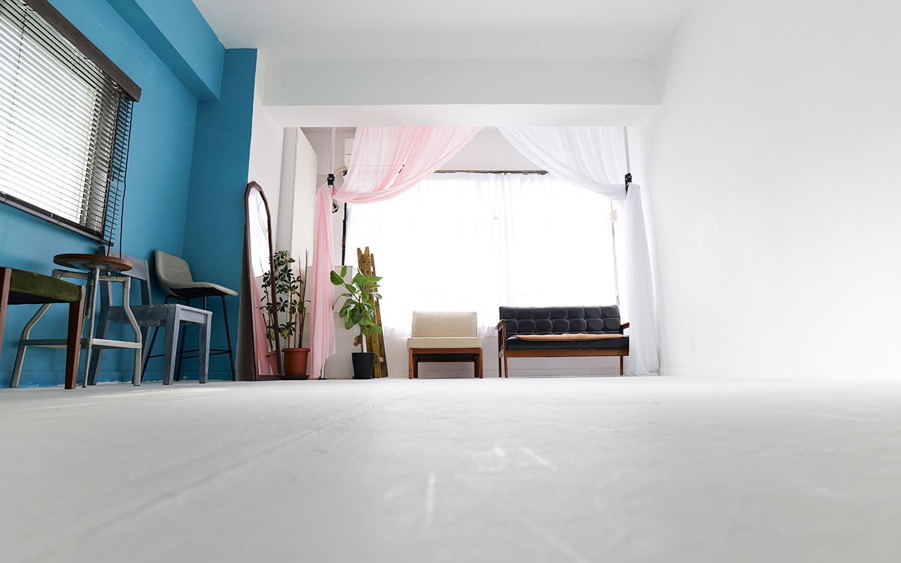 ヴィンテージビルの白壁＆白床＆色壁のレトロポップなスタジオの写真9