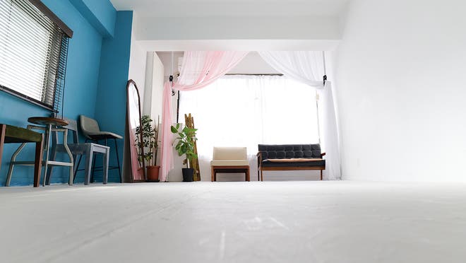 ヴィンテージビルの白壁&白床&色壁のレトロポップなスタジオの写真9