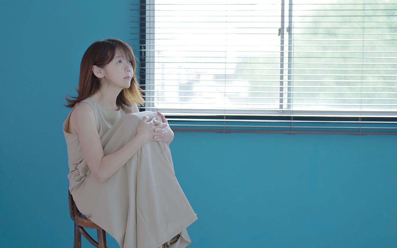 ヴィンテージビルの白壁＆白床＆色壁のレトロポップなスタジオの写真29