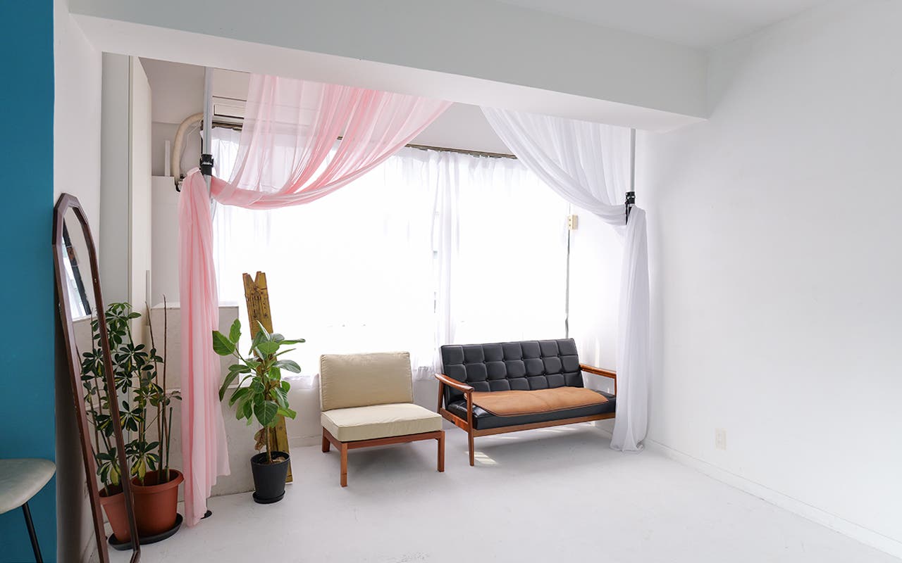 ヴィンテージビルの白壁＆白床＆色壁のレトロポップなスタジオの写真12