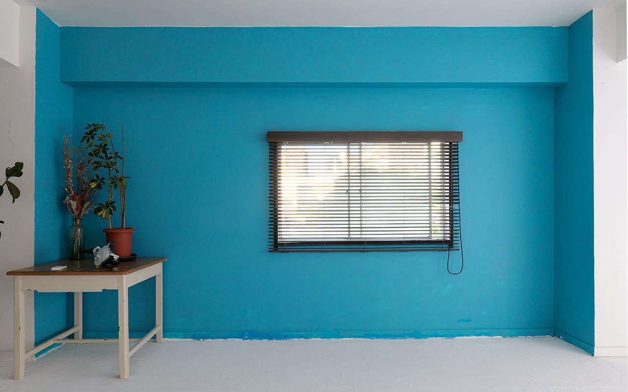 ヴィンテージビルの白壁＆白床＆色壁のレトロポップなスタジオの写真25