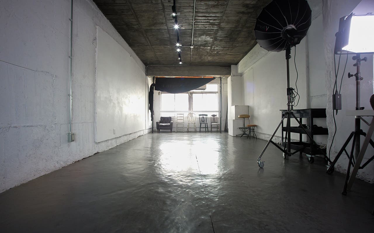 代々木ヴィンテージビル内の非現実的な白壁スタジオの写真4