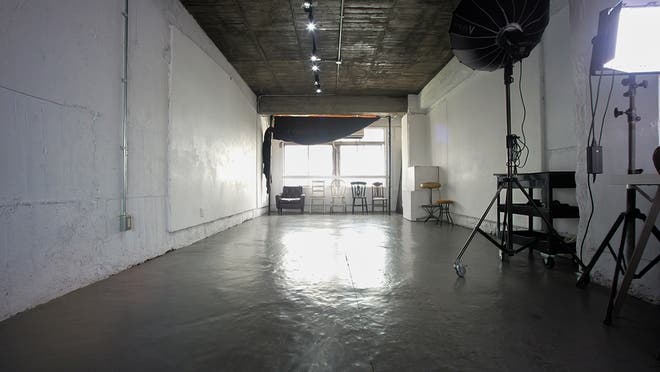 代々木ヴィンテージビル内の非現実的な白壁スタジオの写真4