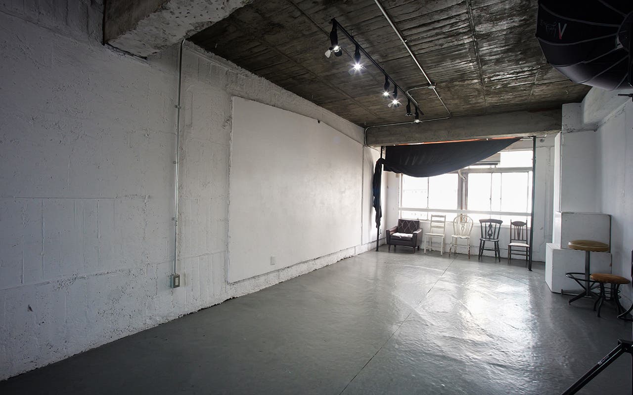 代々木ヴィンテージビル内の非現実的な白壁スタジオの写真10