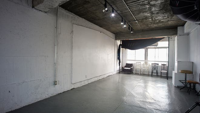 代々木ヴィンテージビル内の非現実的な白壁スタジオの写真10