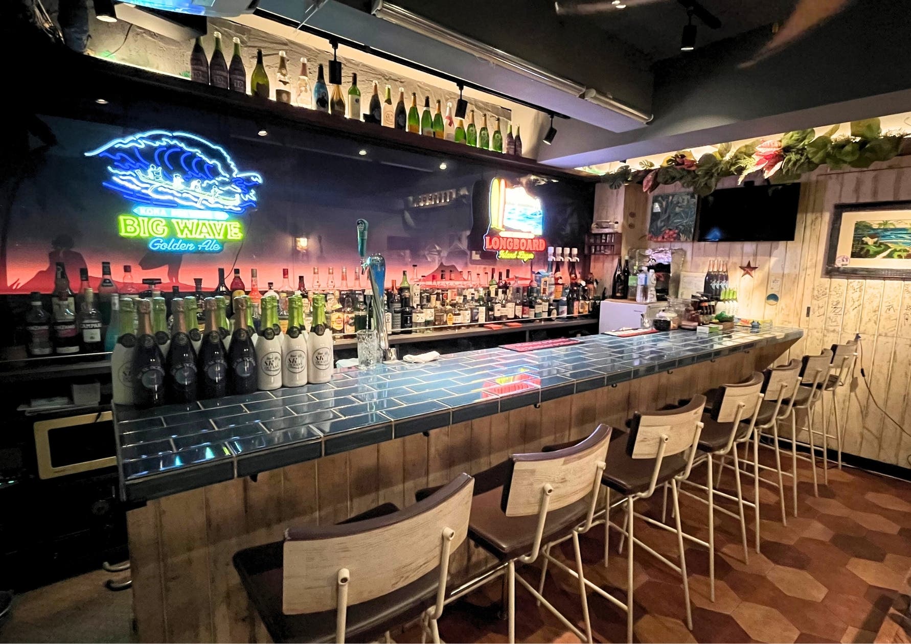 梅田駅から徒歩圏内/ハワイアンバイブスに包まれた隠れ家Bar/スタッフ常駐の写真1