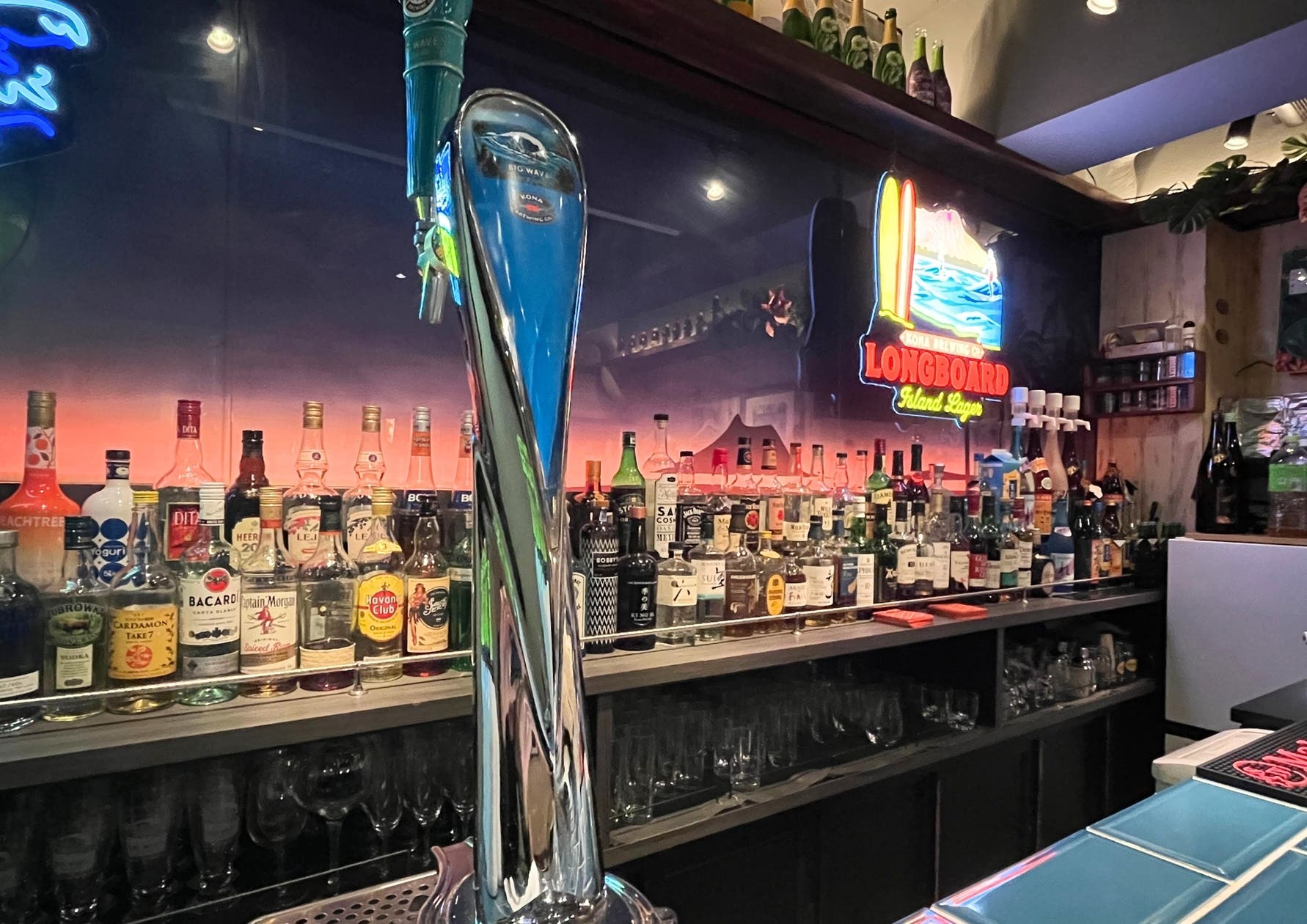 梅田駅から徒歩圏内/ハワイアンバイブスに包まれた隠れ家Bar/スタッフ常駐の写真6