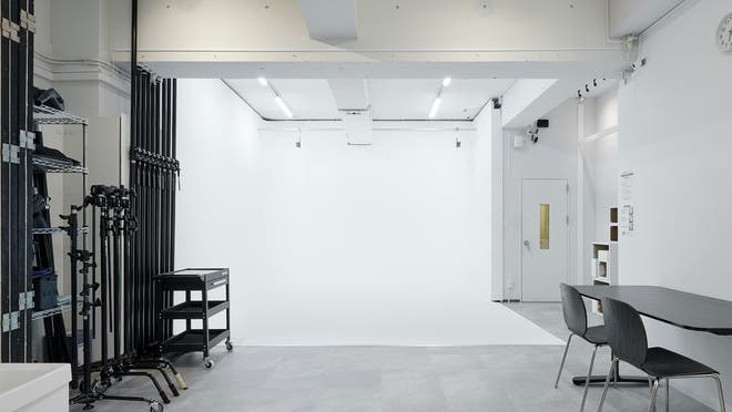 天高3m!格安!機材無料レンタル!新宿・代々木エリアの白ホリゾント撮影スタジオの写真3