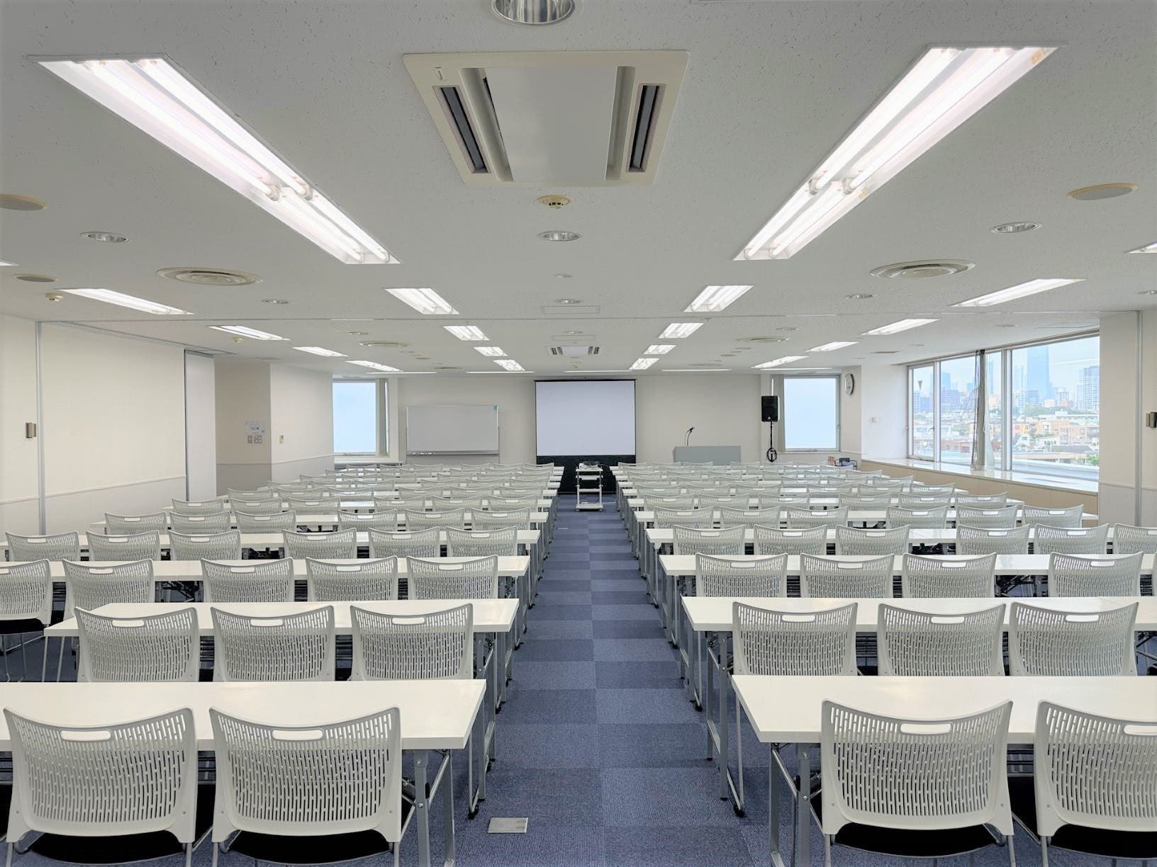 【リロの会議室 五反田KANPAIビル】大会議室の写真1