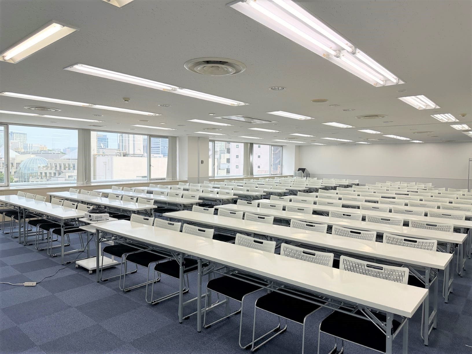 【リロの会議室 五反田KANPAIビル】大会議室の写真2