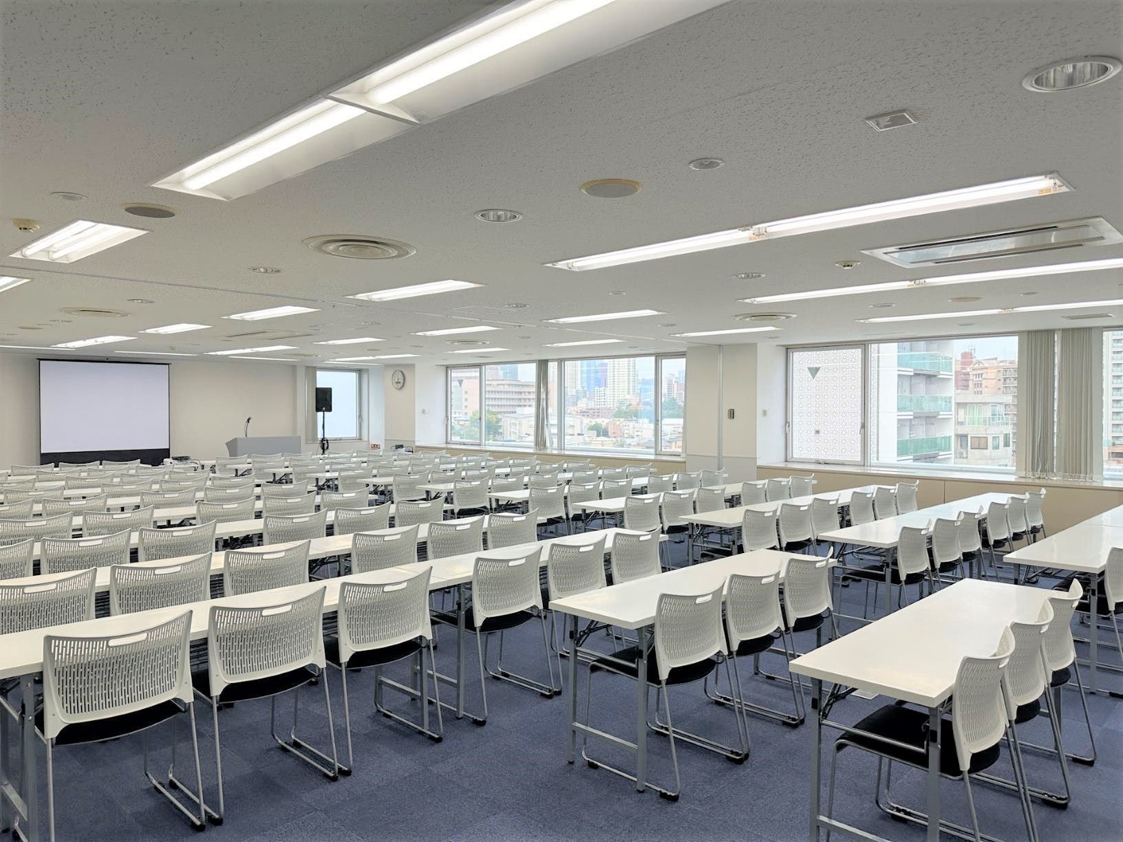 【リロの会議室 五反田KANPAIビル】大会議室の写真4