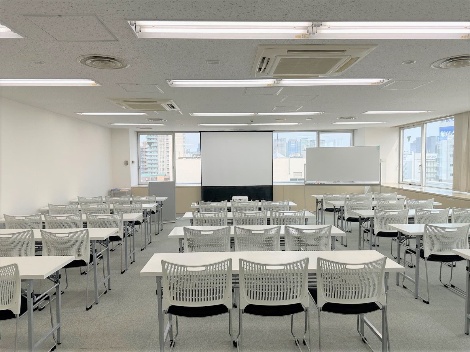 【リロの会議室 五反田KANPAIビル】中会議室の写真1