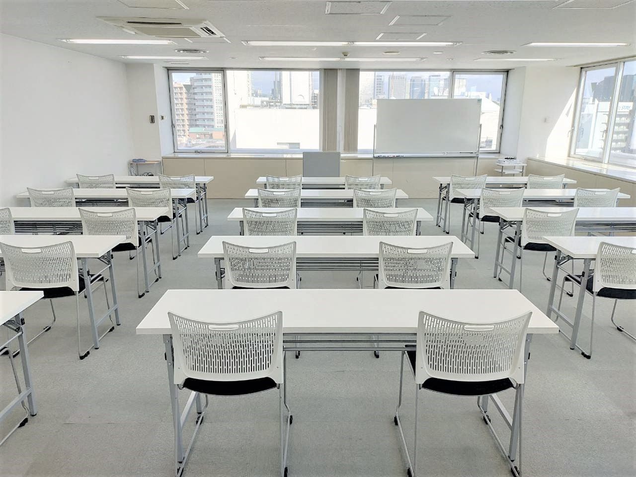 【リロの会議室 五反田KANPAIビル】中会議室の写真2