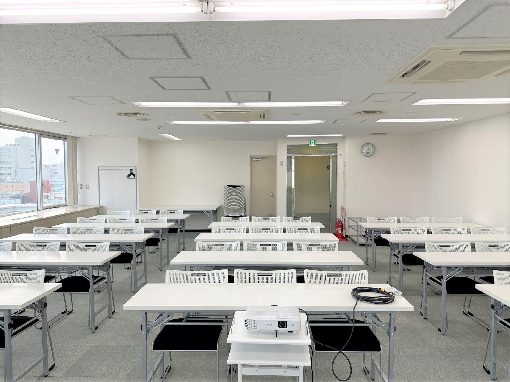 【リロの会議室 五反田KANPAIビル】中会議室の写真3