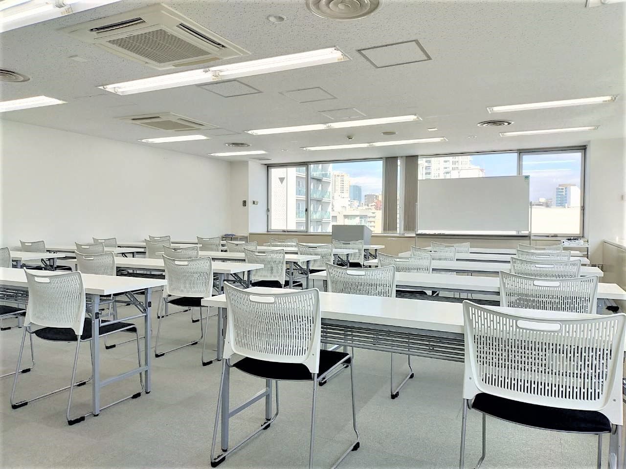 【リロの会議室 五反田KANPAIビル】中会議室の写真4