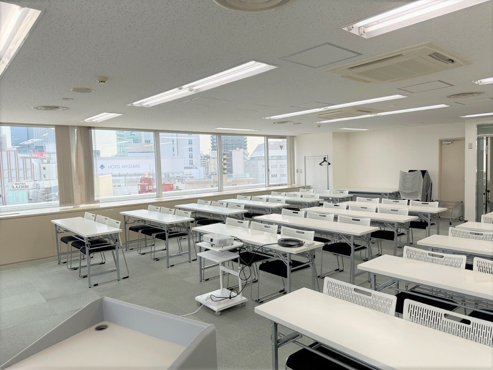 【リロの会議室 五反田KANPAIビル】中会議室の写真5