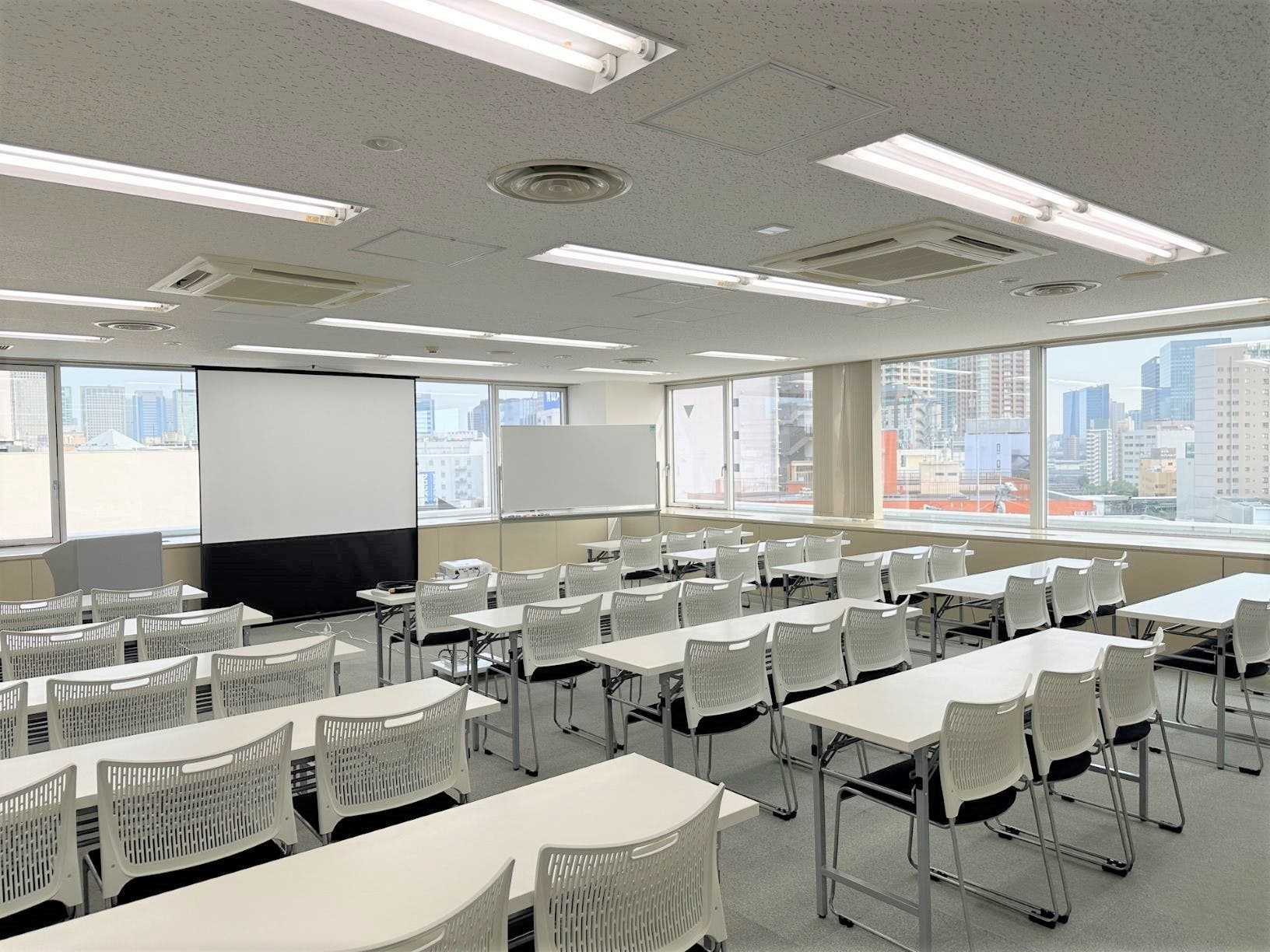 【リロの会議室 五反田KANPAIビル】中会議室の写真6