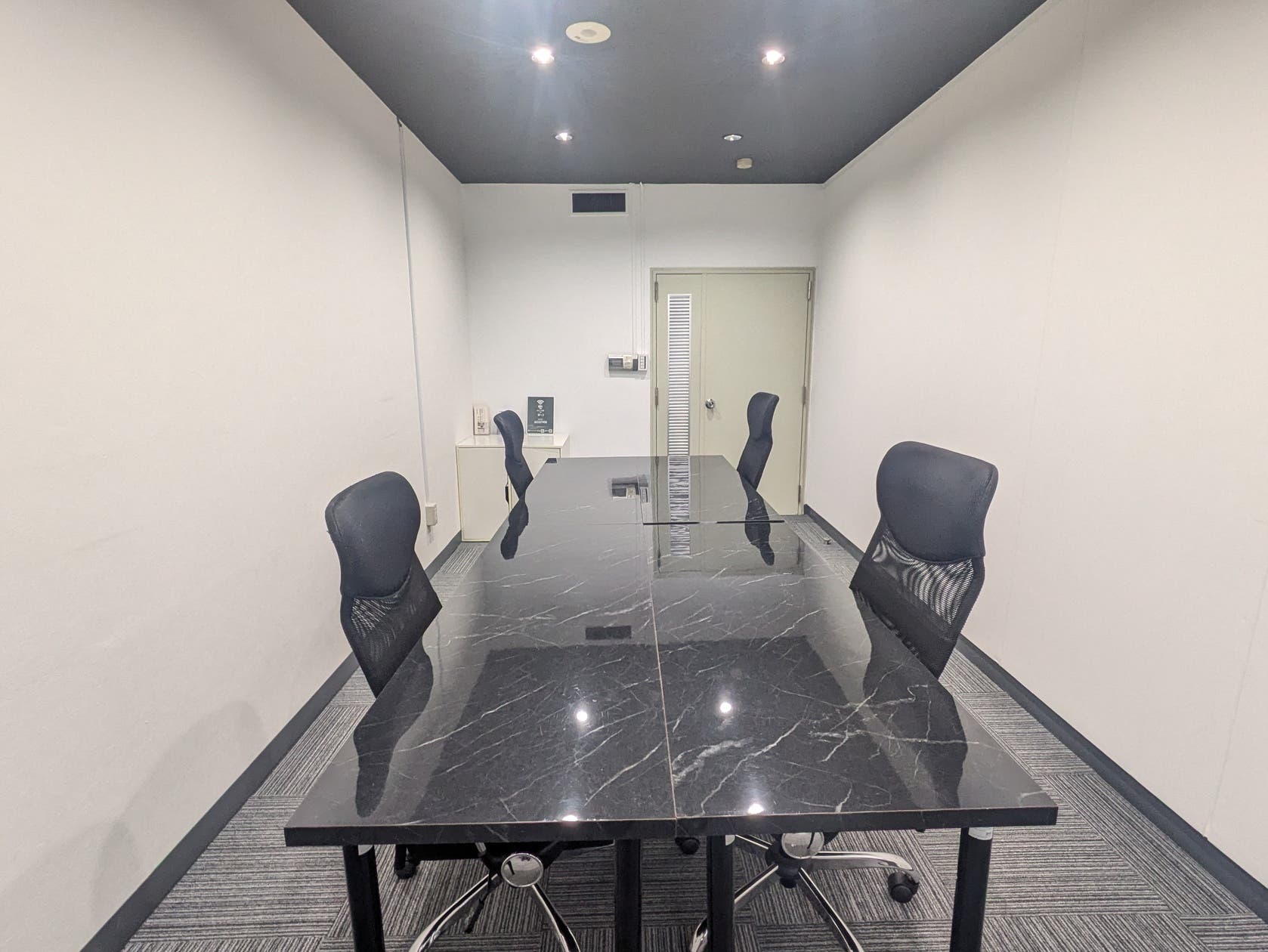 広瀬通 4名【5階5-C会議室】黒を基調とした上質空間✨会議も応接も叶う居心地の良いお部屋ですの写真5