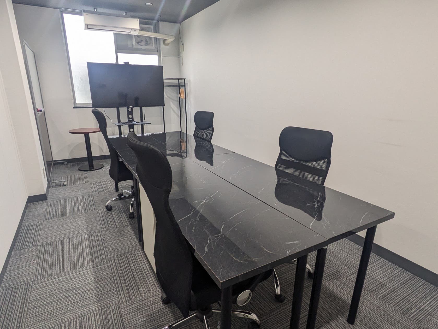 広瀬通 4名【5階5-C会議室】黒を基調とした上質空間✨会議も応接も叶う居心地の良いお部屋ですの写真6