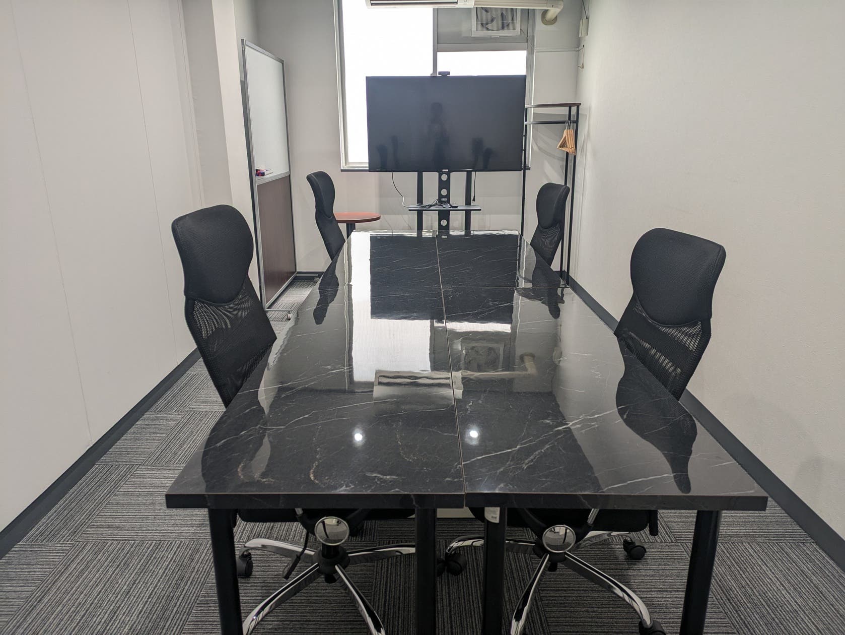 広瀬通 4名【5階5-C会議室】黒を基調とした上質空間✨会議も応接も叶う居心地の良いお部屋ですの写真7