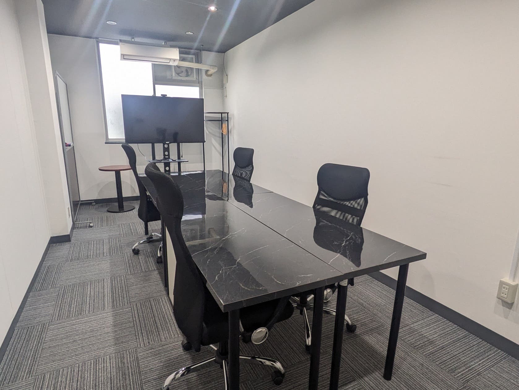 広瀬通 4名【5階5-C会議室】黒を基調とした上質空間✨会議も応接も叶う居心地の良いお部屋ですの写真8